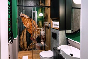 Chuveiro, ducha de hidromassagem, secador de cabelo, toalhas de banho