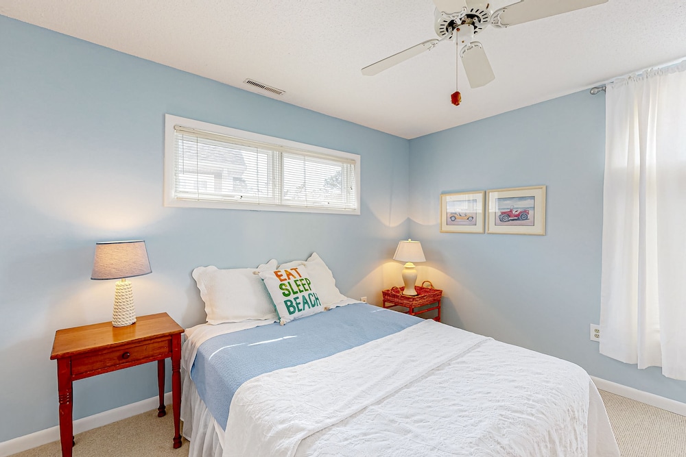 Cat Hill - Inviting retreat with fireplace, lovely porch, kayaks ...