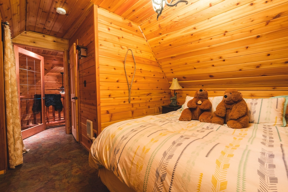 Wonderful Cabin with Hot Tub & Fireplace in Government Camp - Walk ...