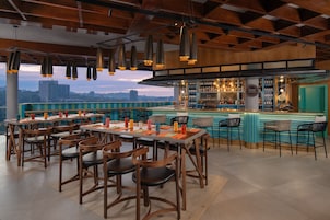 2 bares/lounges 