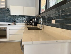 Villa 2: 3 bedrooms | Cozinha privada | Geladeira grande, micro-ondas, fogão, cooktop