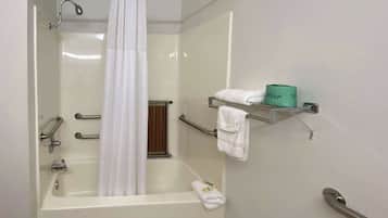 Uma combinação polibã/banheira, toalhas fornecidas