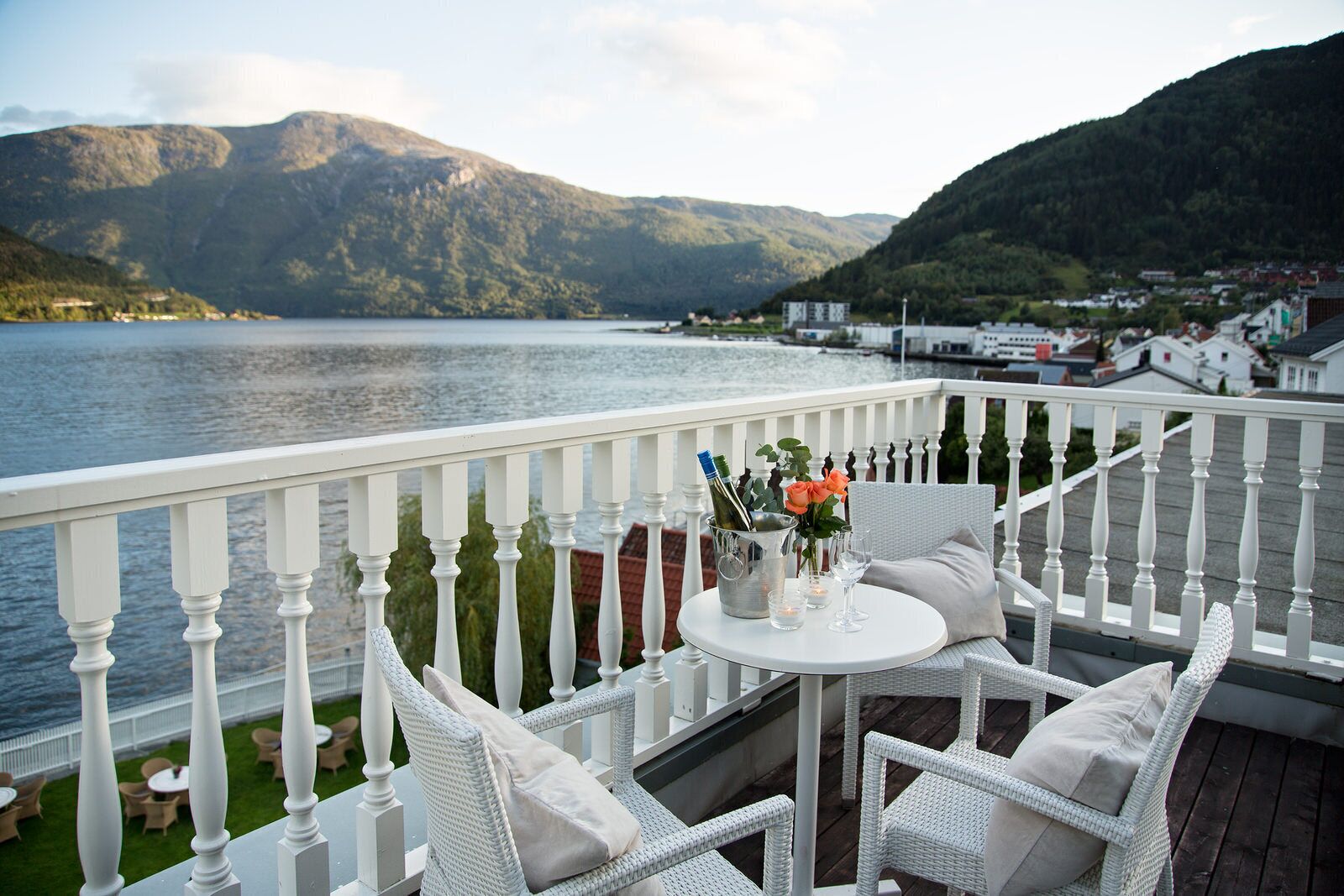 Superior Room with Balcony and Fjord View | Com decoração personalizada, com mobília individualizada, secretária 