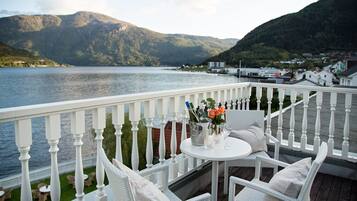 Superior Room with Balcony and Fjord View | Com decoração personalizada, com mobília individualizada, secretária