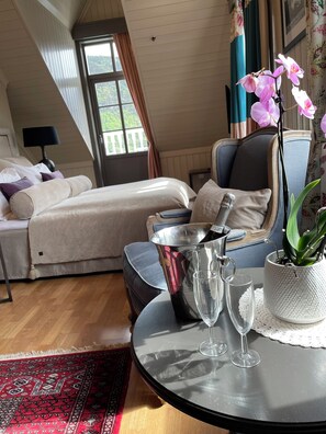 Quarto Superior | Com decoração personalizada, com mobília individualizada, secretária 