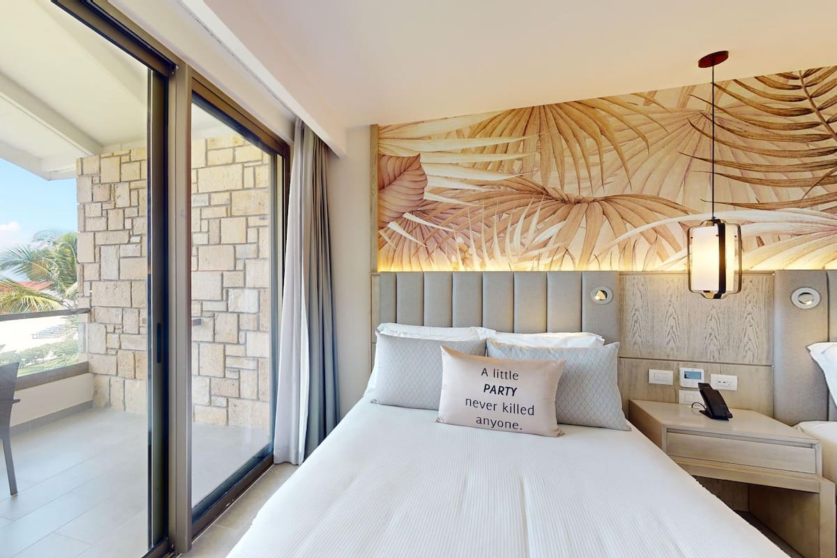 Roupa de alta qualidade, minibar grátis, cofre no quarto