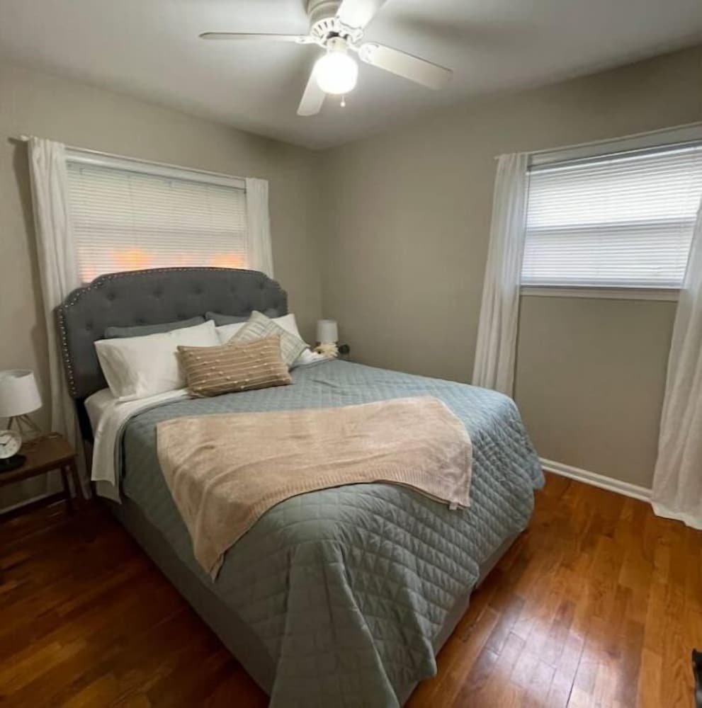 Home In Davison 3br 1ba + King Bd + Pool Table - Michigan