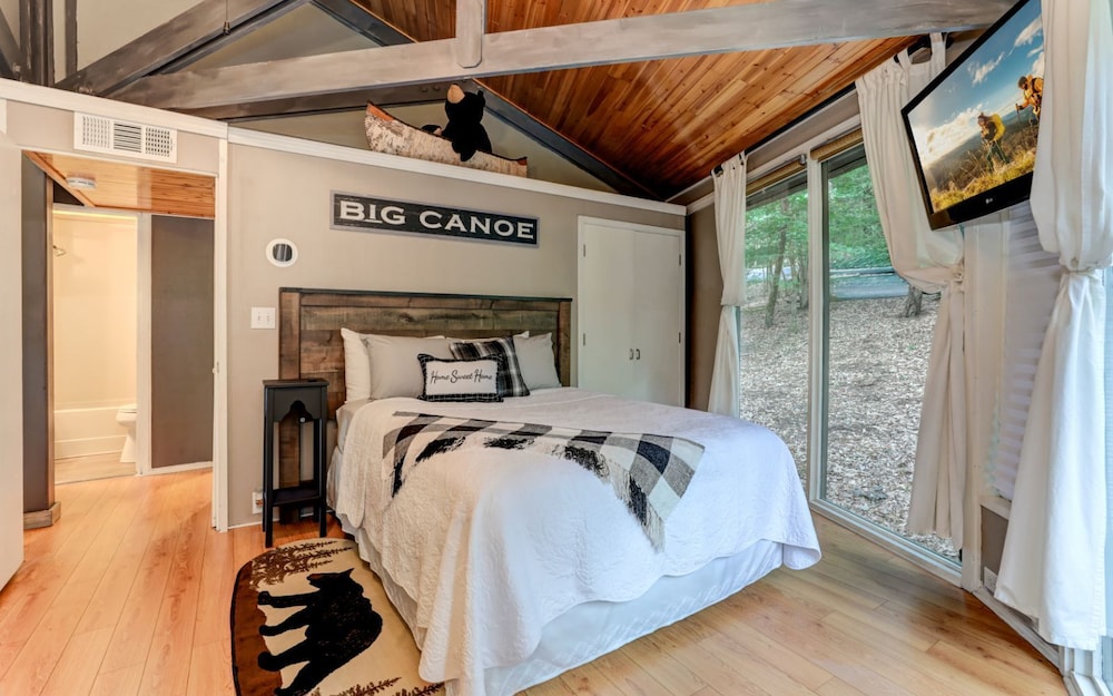 Treetopper Hideaway - A Relaxing Chic Bungalow - Big Canoe, GA