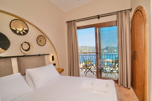 Quarto de Luxo, 1 cama queen-size, vista para o mar, em frente à praia | 1 quarto, minibar, secretária 