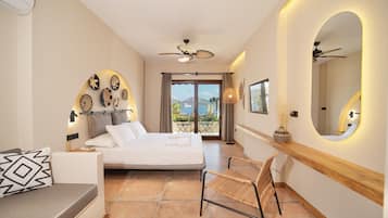 Quarto Deluxe, 1 quarto, vista para o mar, em frente à praia | 1 quarto, minibar, secretária