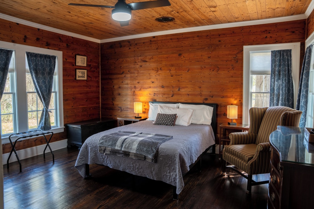 Blue Oak Haven In The Heart Of Lufkin, Tx Is Stylish, Updated, And Roomy. - Lufkin, TX