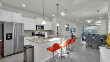 Villa, 6 quartos | Cozinha privada | Um frigorífico, um forno, uma cafeteira/bule, uma torradeira