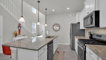 Villa, 6 quartos | Cozinha privada | Um frigorífico, um forno, uma cafeteira/bule, uma torradeira