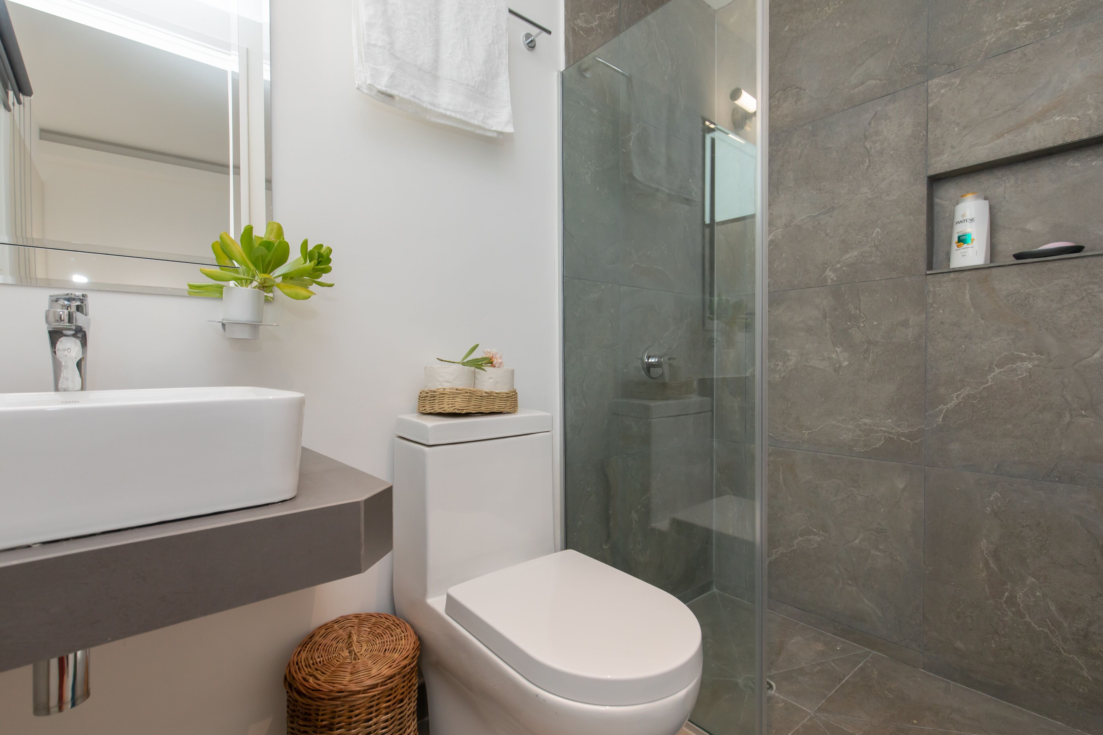 Apartamento superluxo | Banheiro | Chuveiro com efeito de chuva, secador de cabelo, toalhas de banho 