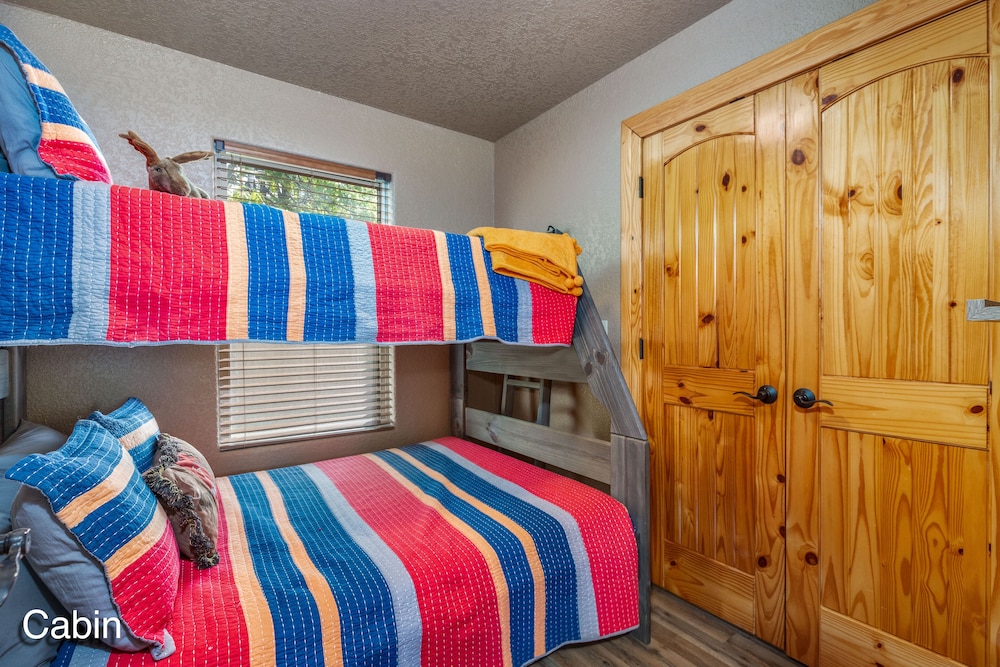 The Cowskin Cabin & Bunkhouse - Lakeview Getaway On 1/2 Acre - Oklahoma