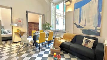 Apartamento família | Sala de estar | TV de tela plana 55 polegadas com canais a cabo, TV
