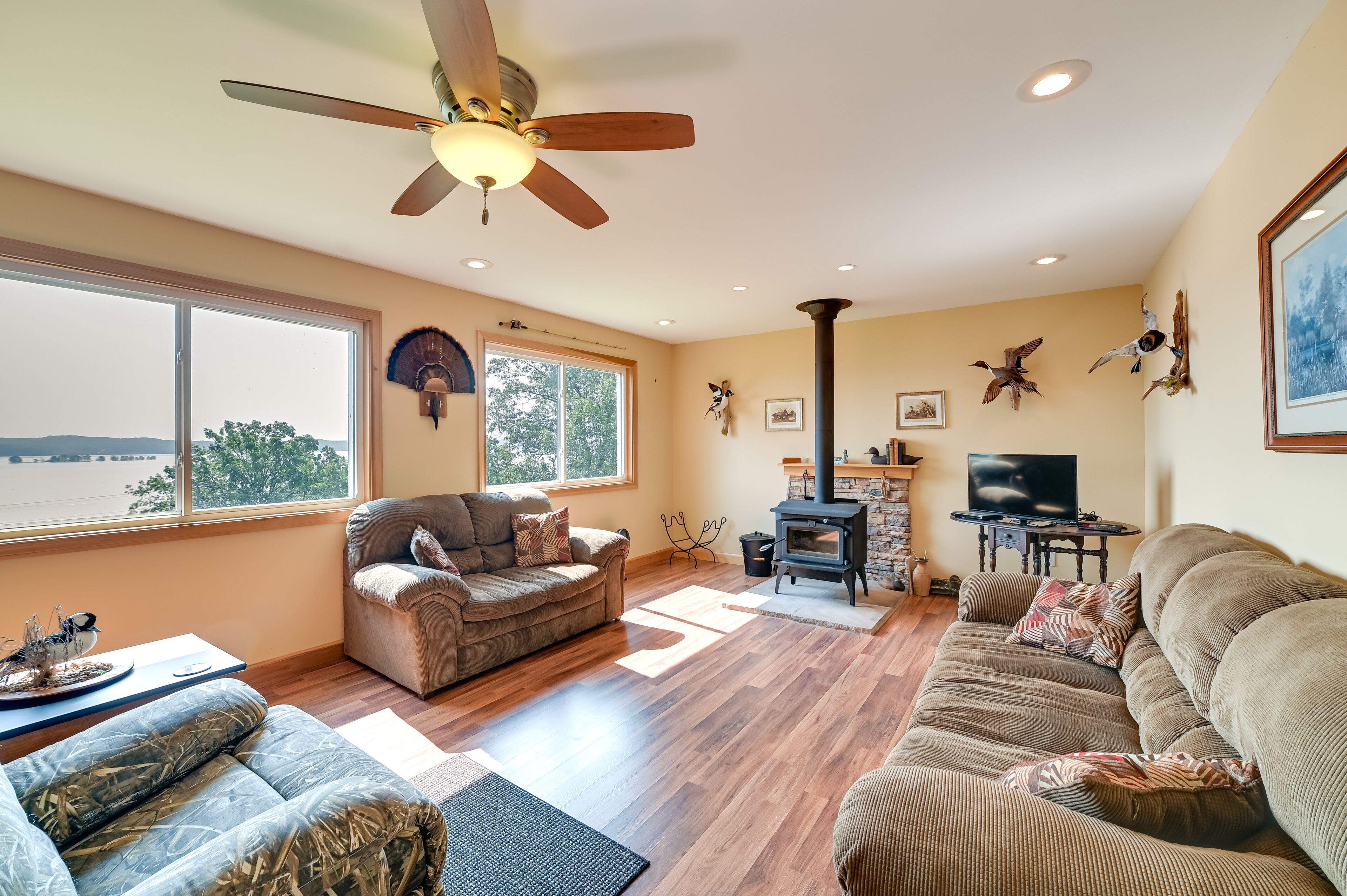 Deck & Water View: Cozy Kentucky Lake Getaway - Kentucky