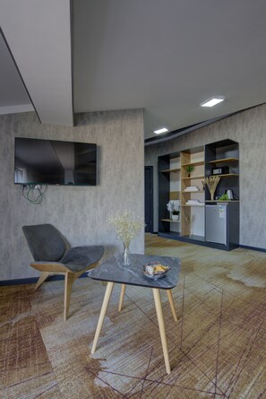 Minibar, secretária, secretária adequada para computadores portáteis 