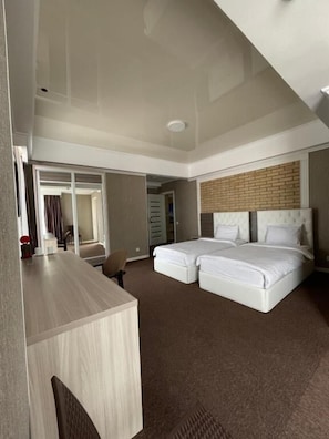 Quarto Twin Clássico | Secretária, secretária adequada para computadores portáteis