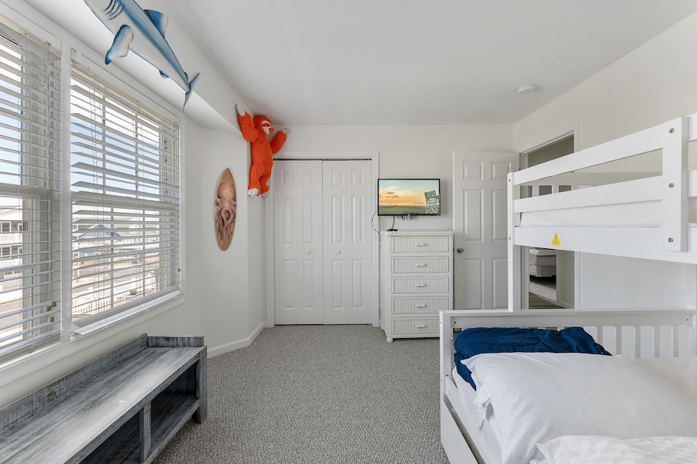 Sleeps 9+ Prime Location!! 2blocks2 Beach&boards!! Close To Piers, Rides, Fun!! - Wildwood, NJ