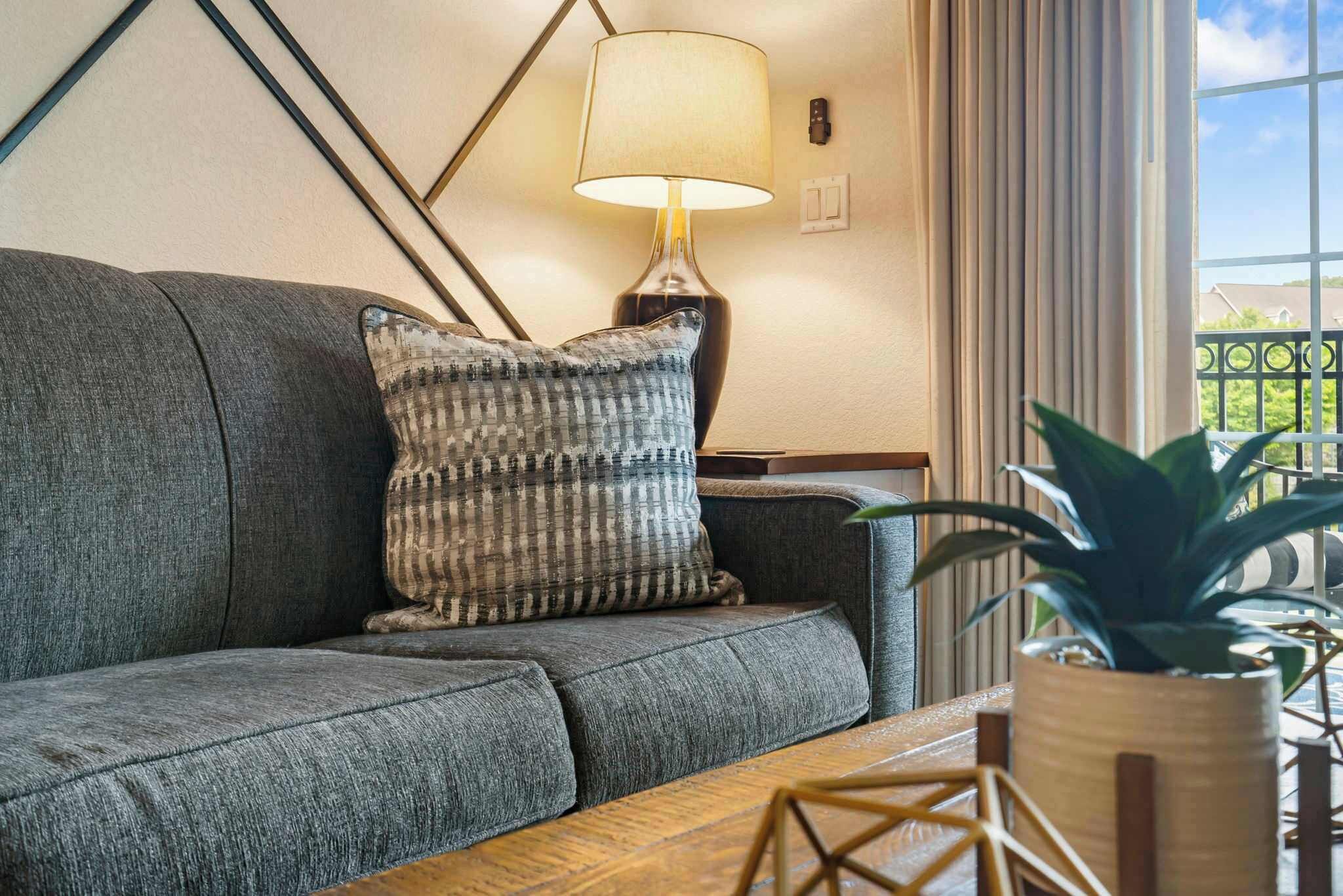 Apartamento em Condomínio Fechado, várias camas, pátio, vista para o jardim (Kings Hideaway ) | Sala de estar | Televisor de ecrã plano de 50 polegadas com canais digitais, lareira 