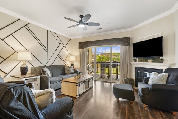 Apartamento em Condomínio Fechado, várias camas, pátio, vista para o jardim (Kings Hideaway ) | Sala de estar | Televisor de ecrã plano de 50 polegadas com canais digitais, lareira 