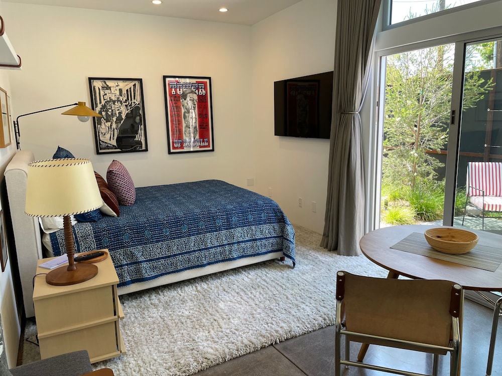 Modern Cozy Santa Monica Studio W/ Patio - 18 Blocks From The Beach! - Santa Monica, CA