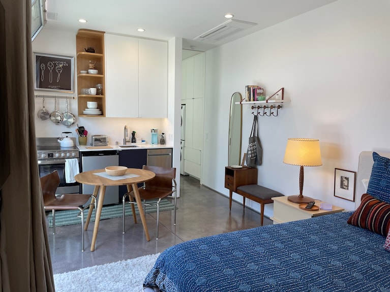 Modern Cozy Santa Monica Studio W/ Patio - 18 Blocks From The Beach! - Sawtelle - Los Angeles