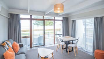 Apartamento superior, sacada, vista para o mar | 2 quartos, cortinas blackout, ferros/tábuas de passar roupa