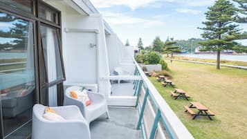 Apartamento superior, sacada, vista para o mar | Área de estar | TV de tela plana 42 polegadas com canais via satélite, TV