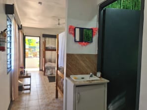 Dormitório Partilhado Básico, em dormitório misto, ar condicionado, no edifício anexo | Wi-fi grátis, roupa de cama fornecida 