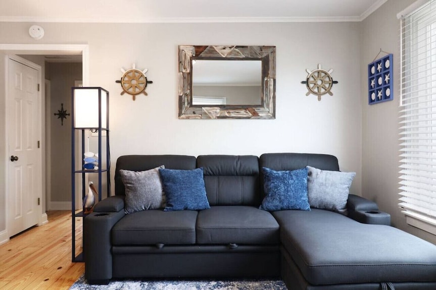 `The Compass Cottage` A Cute & Cozy 2/1 Lakeview House With Hot Tub Included - Fox Lake, IL