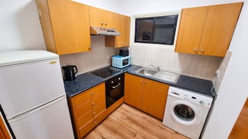Apartamento Superior | Cozinha privada | Um frigorífico, um micro-ondas, um forno, uma placa de cozinha