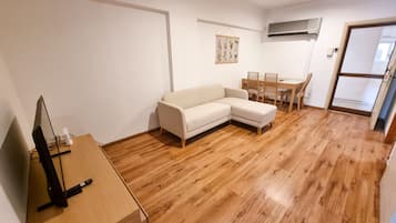 Apartamento Superior | Sala de estar | TV de ecrã plano