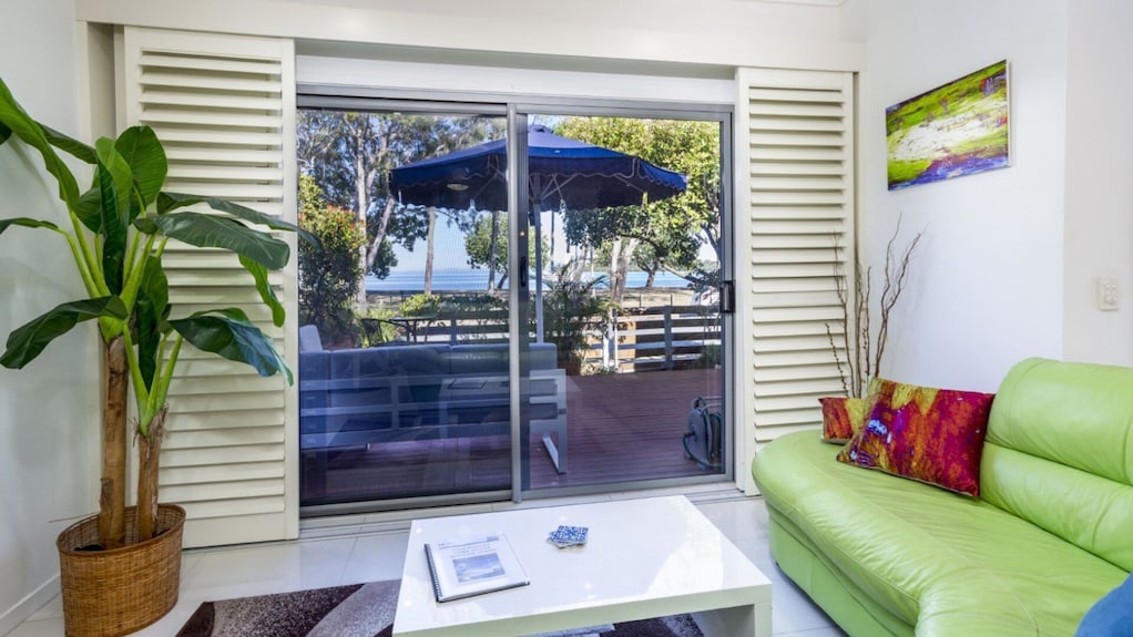 Modern Luxury Across From The Water - Brisbane