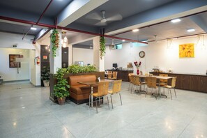 Decoração moderna com área de estar, balcão de recepção e cozinha.