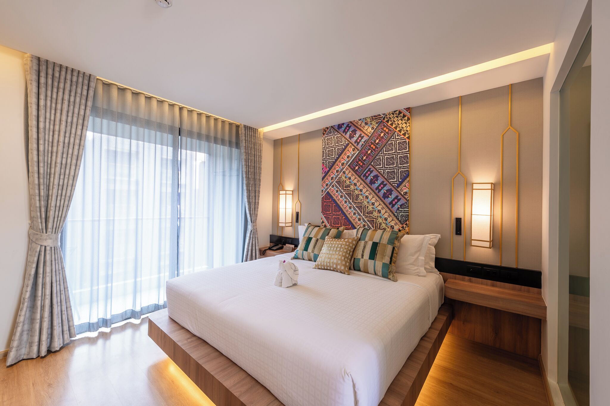 Frigobar, cofres nos quartos, escrivaninha