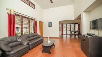 Villa | 2 quartos, secretária, cortinas/cortinados opacos