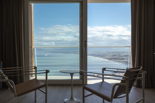 Quarto Triplo Júnior, 1 cama king-size e sofá-cama, não fumadores, vista para o mar | Vista do quarto