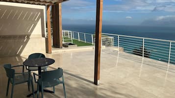 Quarto Triplo Júnior, 1 cama king-size e sofá-cama, não fumadores, vista para o mar | Terraço/pátio interior