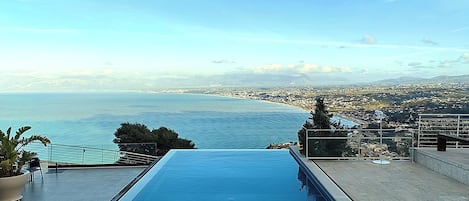 Piscina exterior sazonal, da(s) 6:00 à(s) 18:00, guarda-sóis