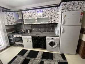 Apartamento | Cozinha privada | Um frigorífico/congelador grande, um forno, uma placa de cozinha