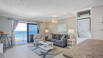 Apartamento em Condomínio Fechado, várias camas, varanda, vista para o oceano (Sunrise…Sunset) | Sala de estar | Televisor de ecrã plano de 42 polegadas com canais digitais