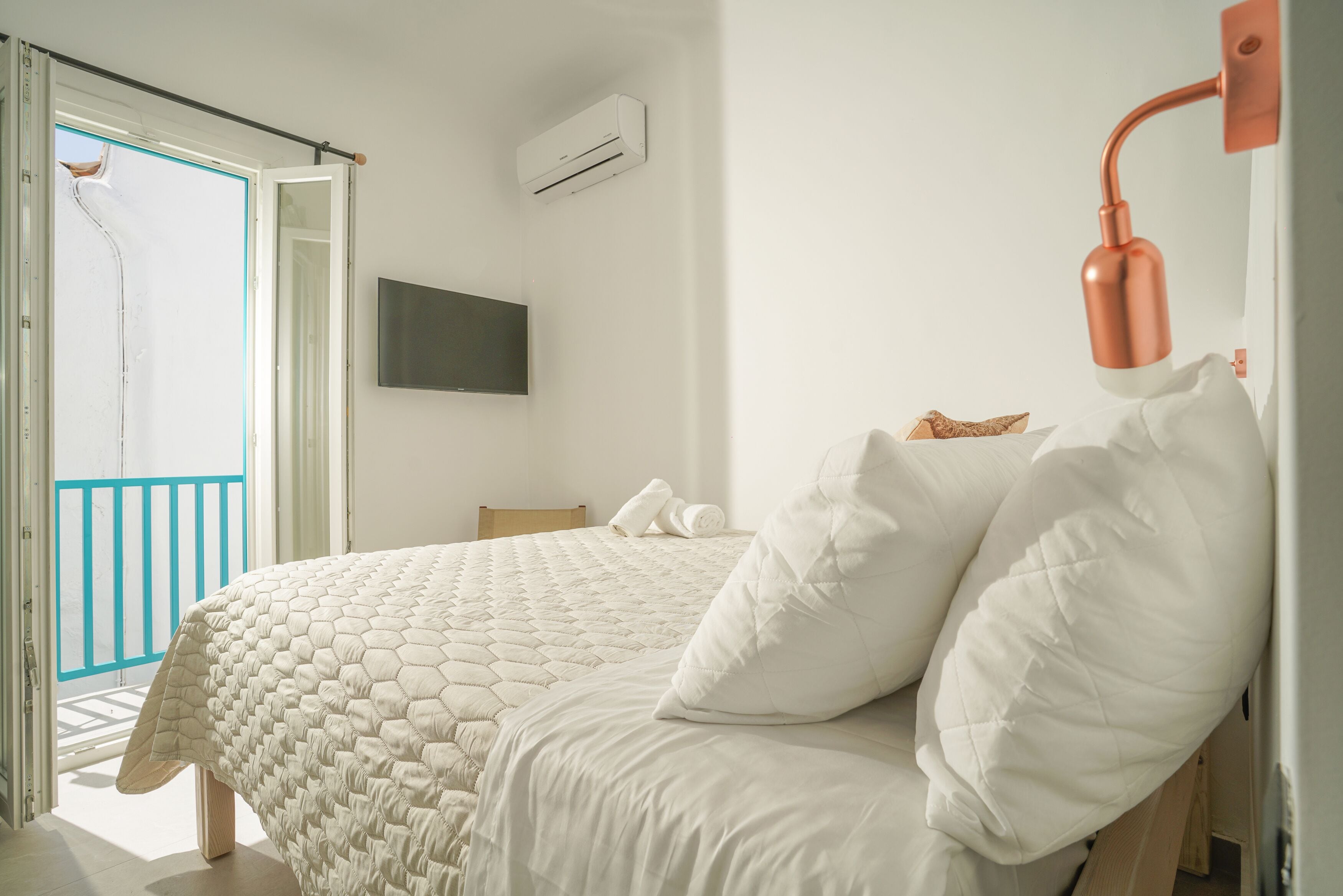 Roupa hipoalergénica, minibar, cofre no quarto 