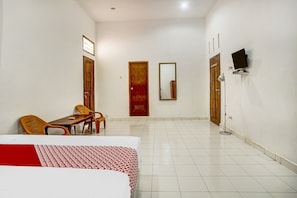 Quarto Duplo Standard | Secretária, secretária adequada para computadores portáteis