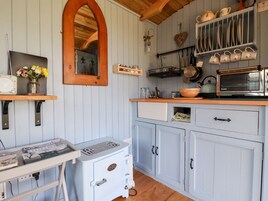 Geladeira, chaleira elétrica, talheres/pratos/utensílios de cozinha