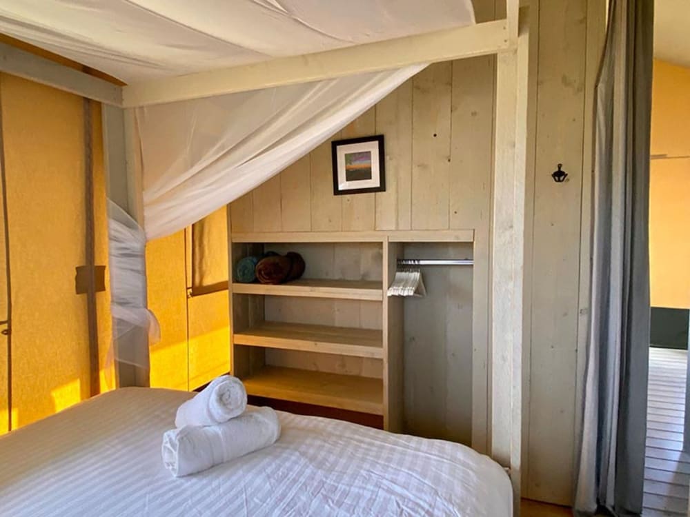 Seaside Serenity: Luxury Glamping Getaway - Sleeps 6 - Guernsey