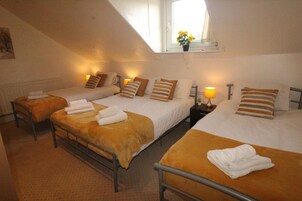 Casa conforto | 4 quartos, escrivaninha, ferros/tábuas de passar roupa