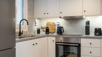 Villa | Cozinha privada | Um frigorífico, um forno, uma placa de cozinha, uma chaleira elétrica