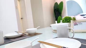 Quarto Comfort, 2 camas individuais, não fumadores, Vista para a cidade | Refeições no quarto